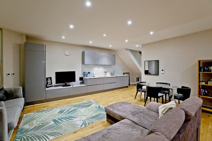 Stylish 1br Split-level Duplex In Kensington - London