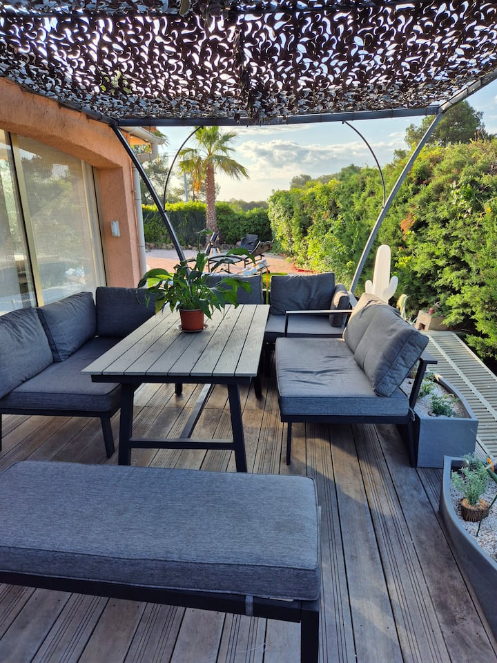 Studio Dans Une Villa Avec Piscine - Le Muy