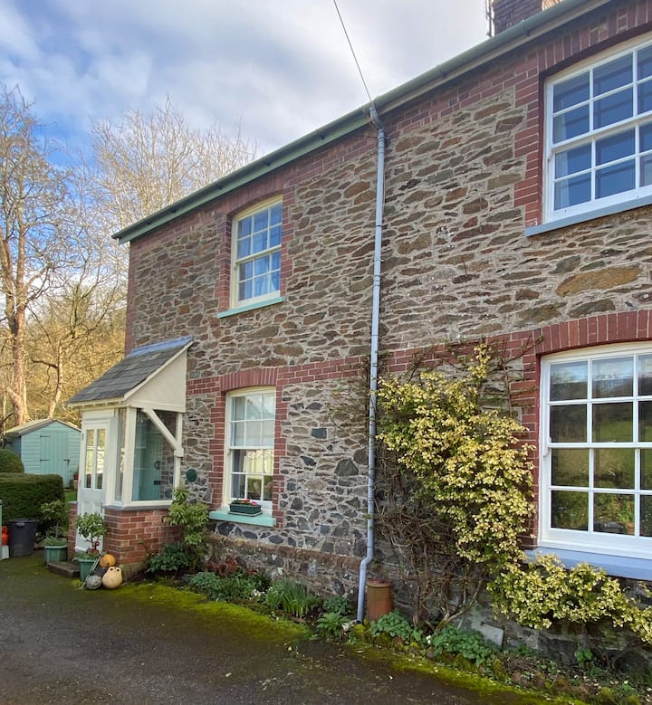 A Stunning Little Mill Workers Cottage - Totnes