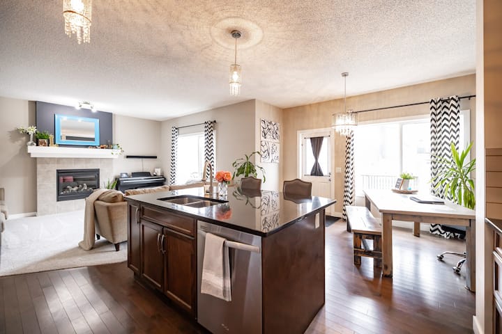 3br Home With Musician Studio Near Calgary & Banff - Airdrie