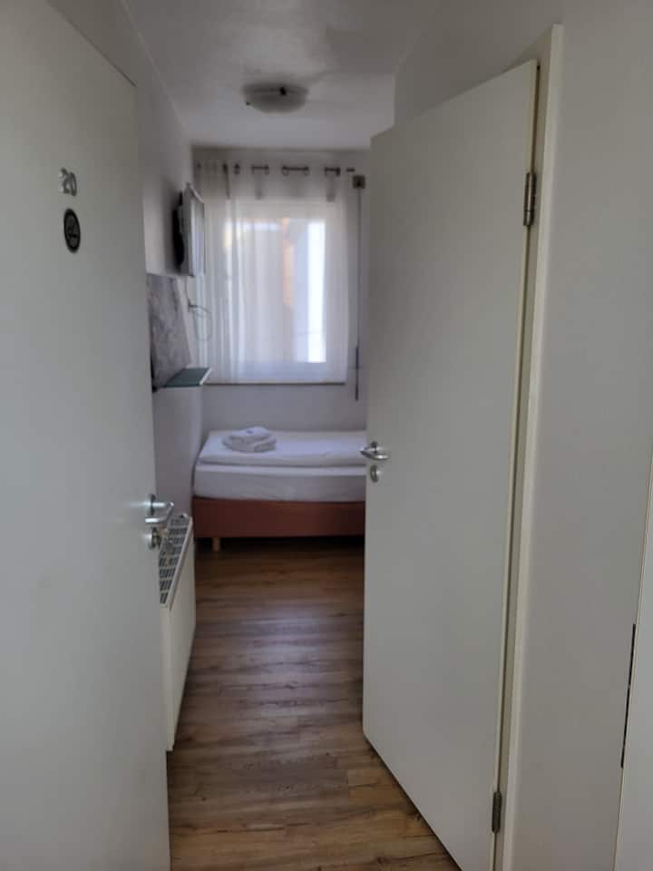 Kleines Einzelzimmer Im 2. Stock Mit Dusche Und Wc - Stuttgart