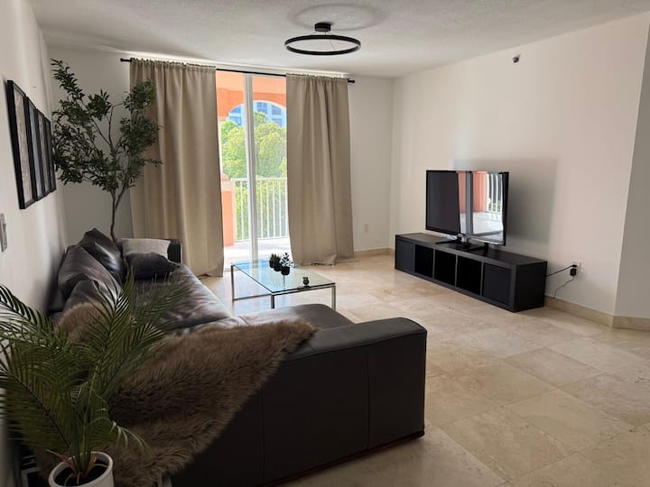 Pristine 3 Bedroom-2 Bath In The Heart Of Aventura - Aventura, FL