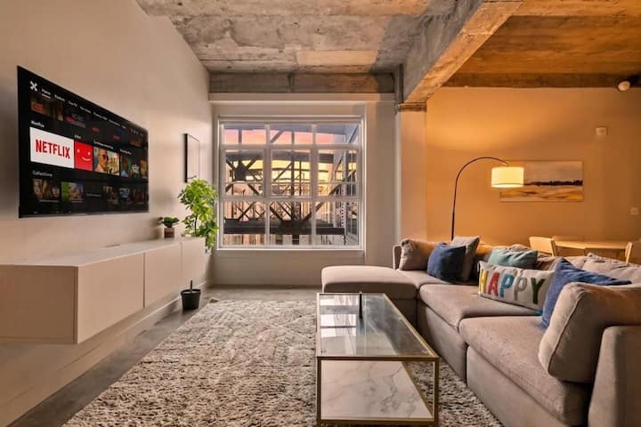 Central 2br Apt Pittsburgh Pride & Summer Events - Pittsburgh, PA