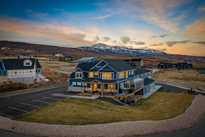 Sleeps 65, Mega Home, Indoor Sports Court & More! - Bear Lake