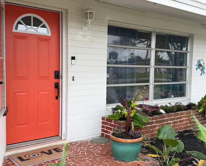 Shenanigans. Spacious 3 Bed 2 Bath - Daytona Beach, FL
