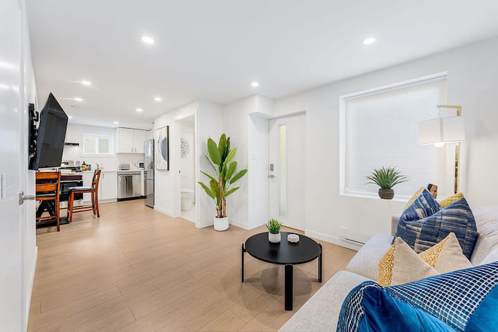 Renovated 2br/2ba Suite Near Capilano & Grouse - North Vancouver