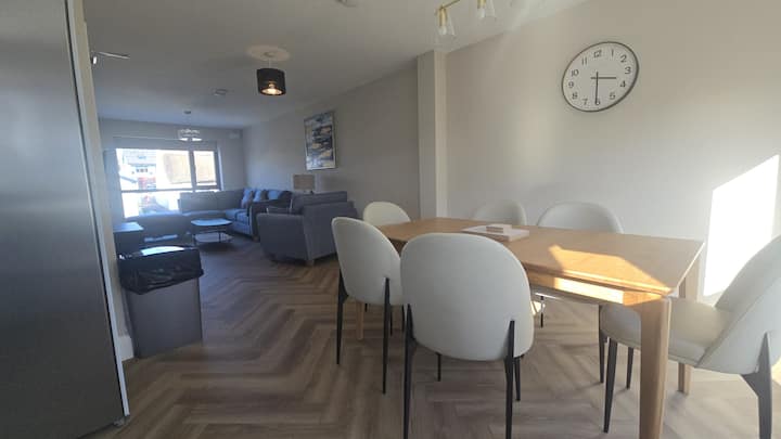Spacious And Elegant House: 4 Bed, 3 Bath+parking - Galway