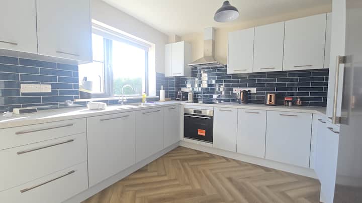 Spacious And Elegant 3 Bed, 2 Bath + Parking - Galway