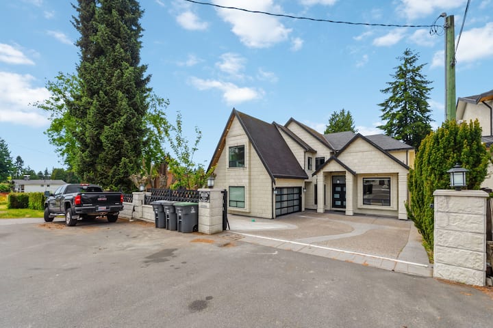 Large Family Home Complete Privacy Surrey Central - Surrey