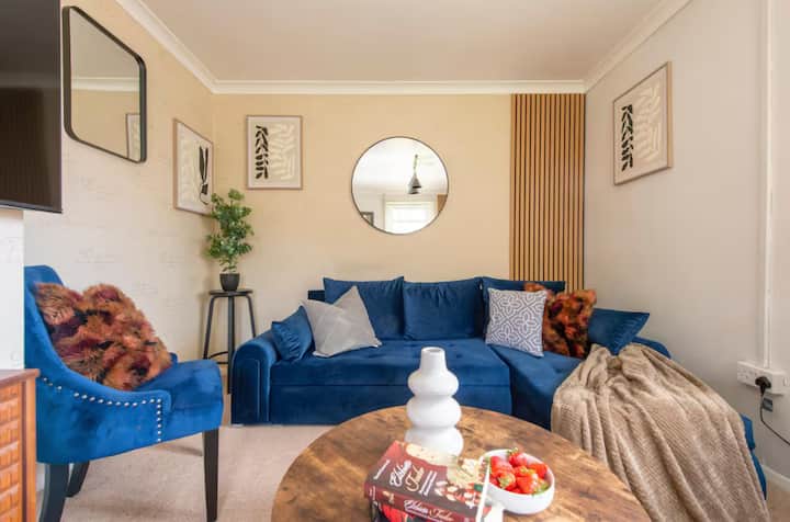 Cosy 2 Bed In Medway / Free Parking / Sleeps 5 - Gillingham