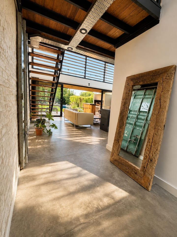 Casa De Diseño Con Hogar Y Jardín Inmenso - Argentina