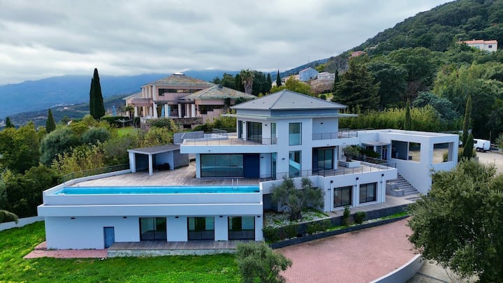 Villa Exception 450m2 à Bastia • Vue Mer & Piscine - Bastia