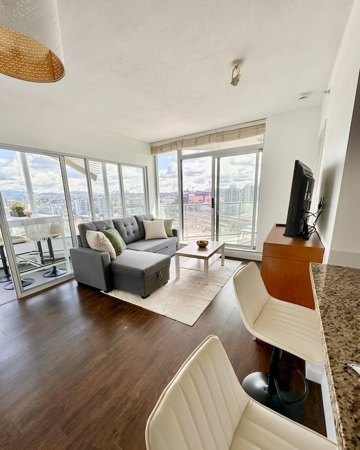 Luxury 2br Arena District | Pool, Hot Tub & Gym | - Vancouver