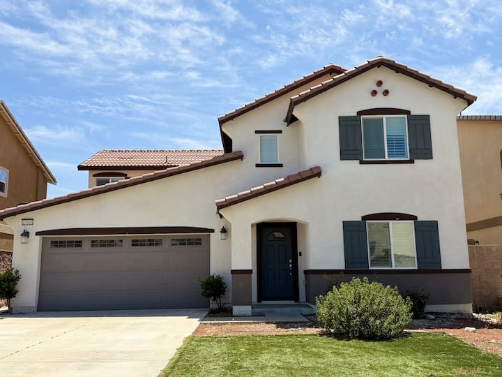 Sleeps 12,  Near Victoria Gardens & Ontario Mills - Fontana, CA