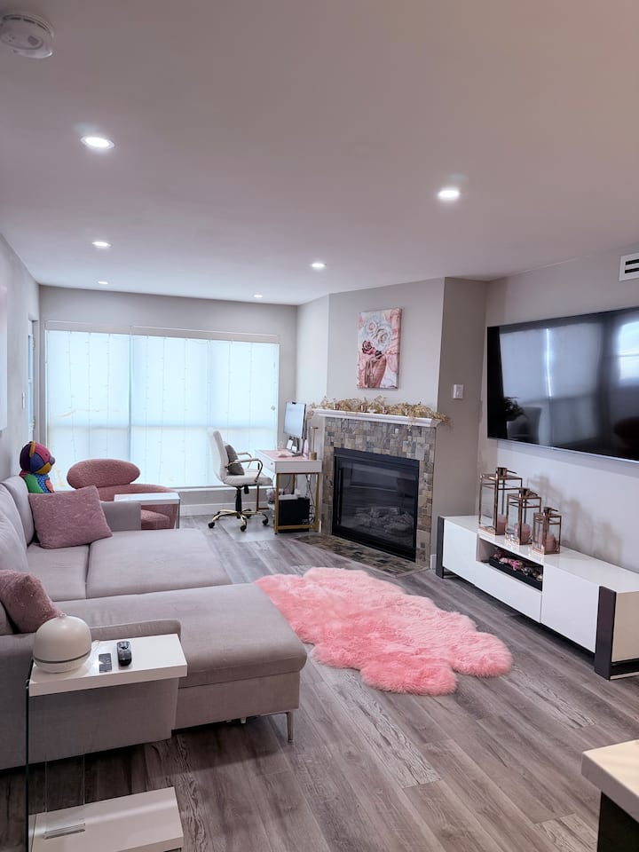 Modern Pink & Gold Condo | Private Retreat - Barrie