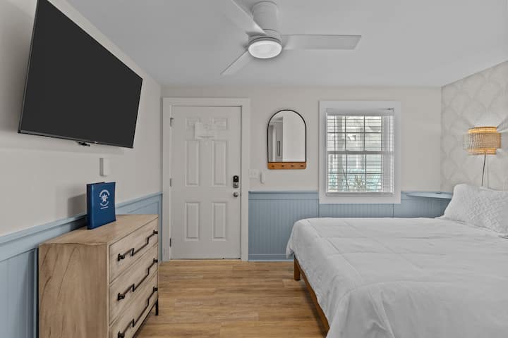 Loggerhead Inn & Suites - Queen Room - Surf City, NC