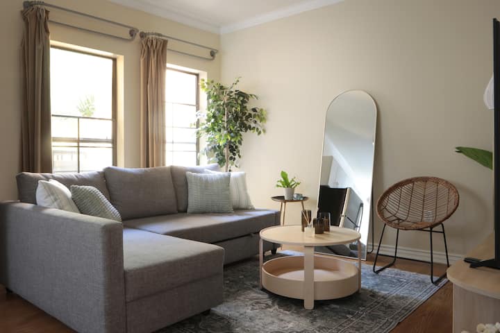 Downtown Santa Monica 1br | Free Parking + Pool - Santa Monica, CA