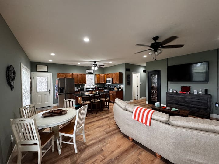 Kayleigh's Kottage A Groovy Rural Getaway - Cave, MO