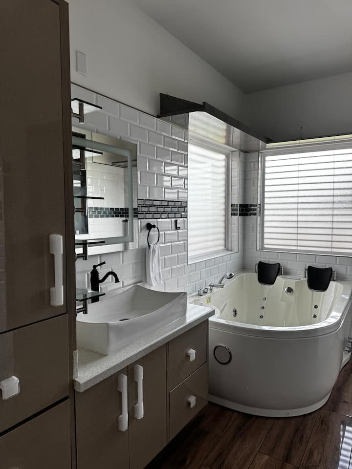 Red Luxe Home: suite con cama tamaño king, jacuzzi y área de descanso ...