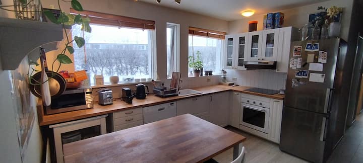 Icelandic Home With Free Parking And Bus Stop - Reykjavík
