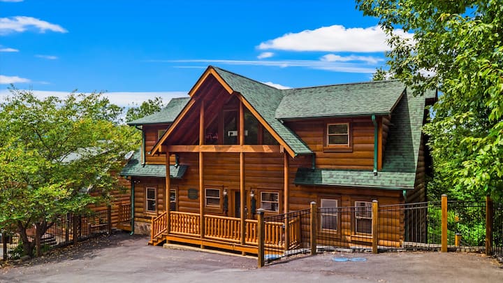 Mistwood Manor | Mtn Views  Hot Tub  Game Room - Pigeon Forge, TN
