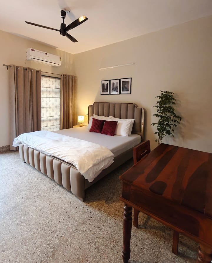 Pvt 2 Br Cozy Homestay | Phase 7 | Near Fortis - Sahibzada Ajit Singh Nagar