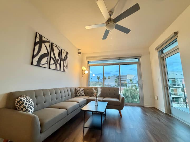 Top-floor Luxury 2br Stay Near The Grove - Los Angeles, CA