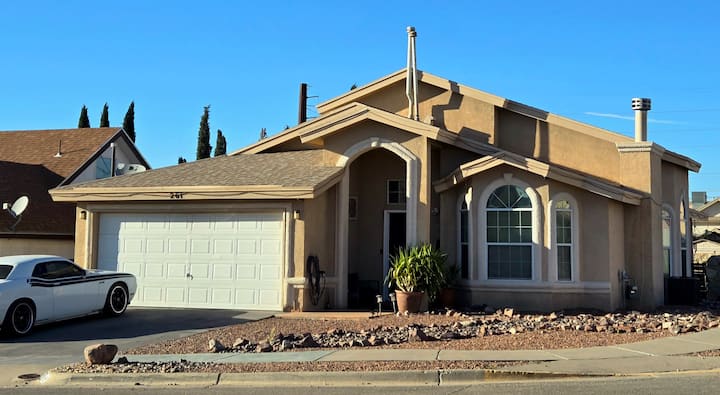 West Desert Ray Home Stay, Outlet Paradise ! - Santa Teresa, NM