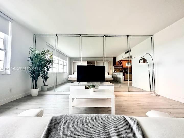 Chic Studio At Decoplage | Beachfront & Lincoln Rd - Miami Beach, FL