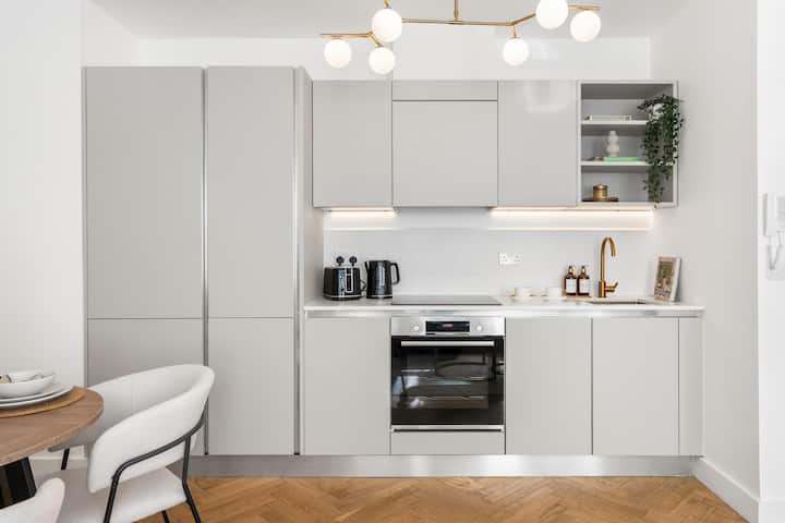 Elegant Coastal Apartment | Walk To Beach & Town - Eastbourne