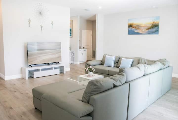 Sunshine Retreat | Bbq, Games, Big Yard | 4bd/3ba - Port Charlotte, FL