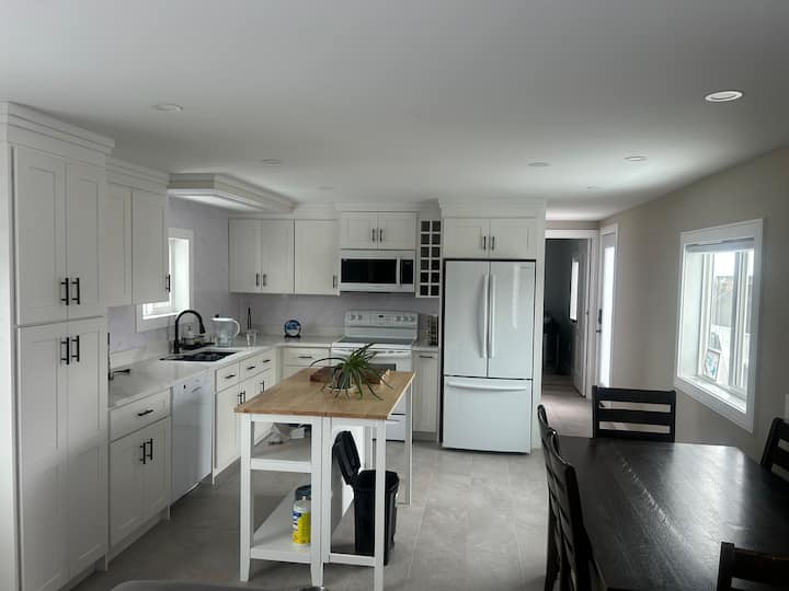 Freshly Renovated Home In Quiet Neighborhood. - Airdrie