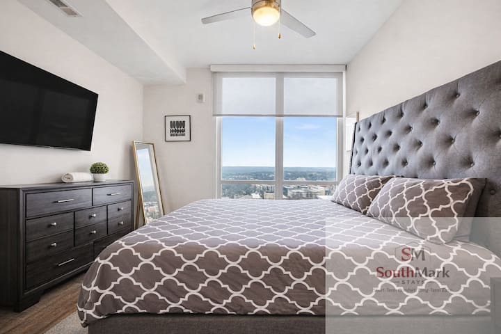 18th Floor|high Rise Studio|king Bed + Parking! - 샬럿