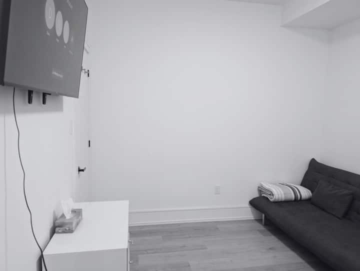 Cozy Ensuite W/ Private Bath, Kitchen & Living - Toronto, ON