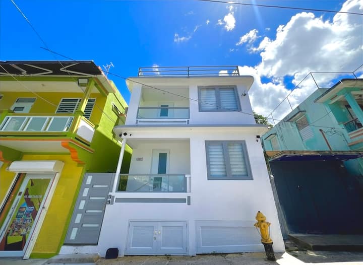 Rooftop Vibes | Ocean Views | Walk To Bars & Beach - Aguadilla