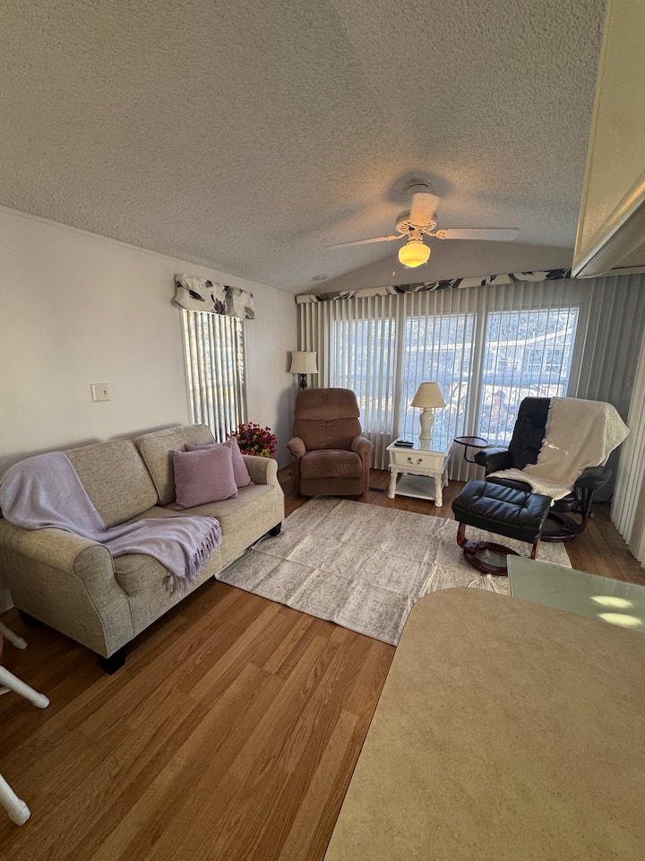 Cozy Florida Retreat W/ Spacious Porch – Sleeps 4 - Zephyrhills, FL