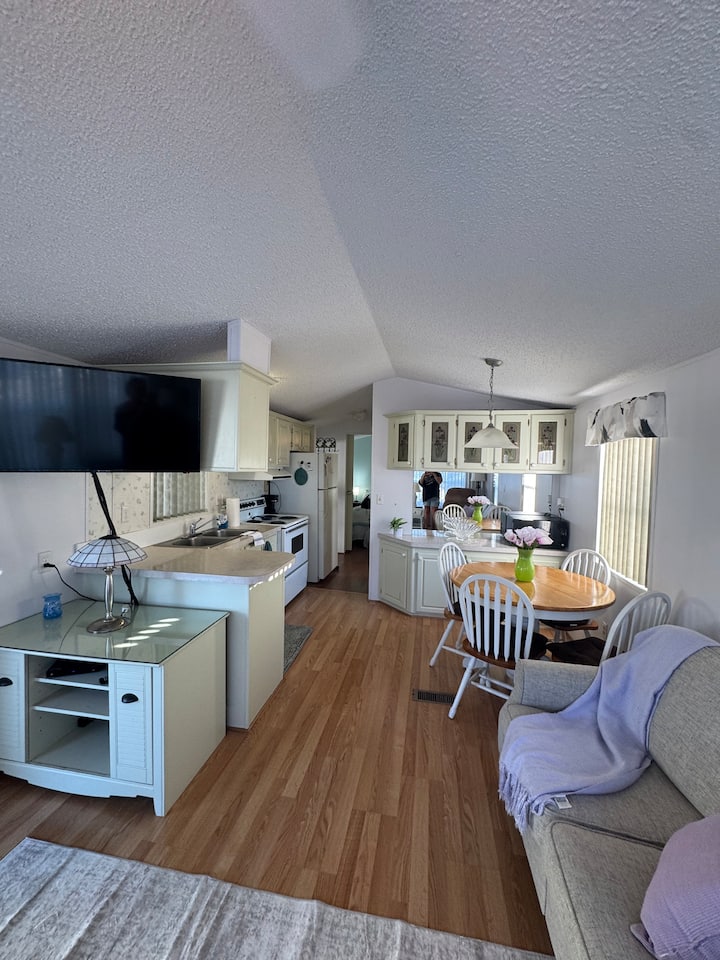 Cozy Florida Retreat W/ Spacious Porch - Zephyrhills, FL