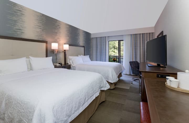 Stylish 2 Queen Room W/ Breakfast - Santa Barbara, CA