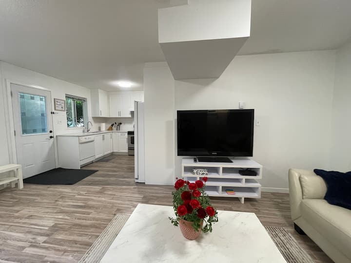 Cosy, Quiet And Spacious One Bedroom Garden Level - North Vancouver