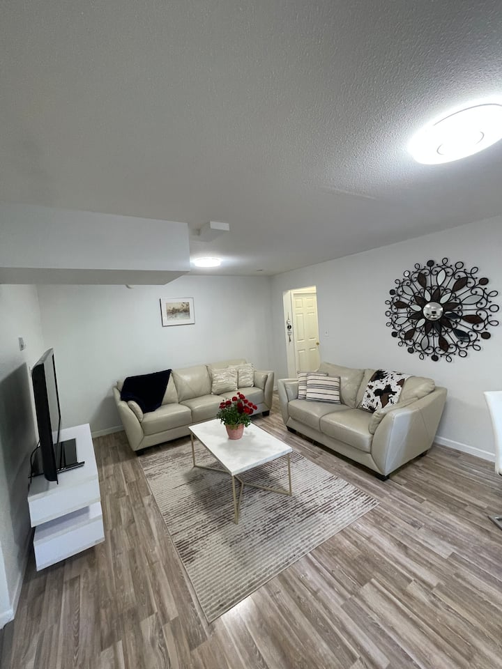 Cosy, Quiet And Spacious One Bedroom Garden Level - Mount Seymour