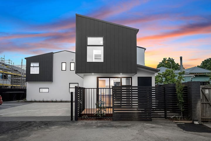 Stylish Standalone – 2 Bed, 2 Bath + Parking - Christchurch
