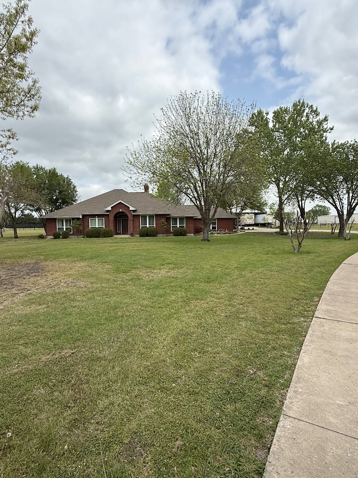 Farmhouse In Red Oak - Palmer, TX