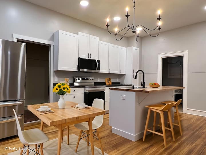 Large Historic 3 Bedroom Apartment, Sleeps 7! - グランド・ラピッズ, MI
