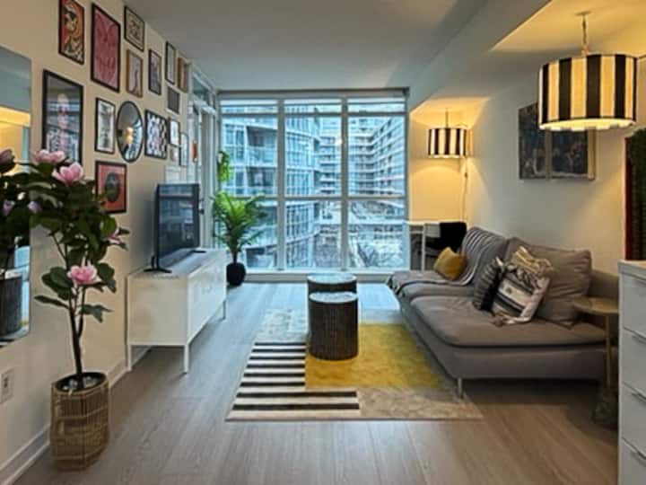 Urban Living At Cityplace: Bright 2br + Parking - Toronto, ON