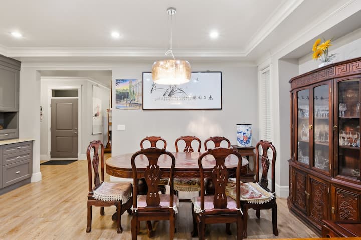 Bright & Spacious 4br Retreat In Heart Of Langley - Langley, BC