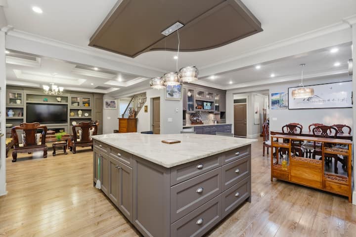 Bright & Spacious 4br Retreat In Heart Of Langley - 랭글리