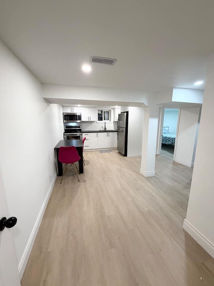 Unit With Private Bathroom/kitchen Near Uow/tunnel - Windsor, ON, Canada