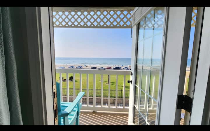 Beach Front Bliss! Condo! 3 Bds Balcony! Love It! - Galveston, TX