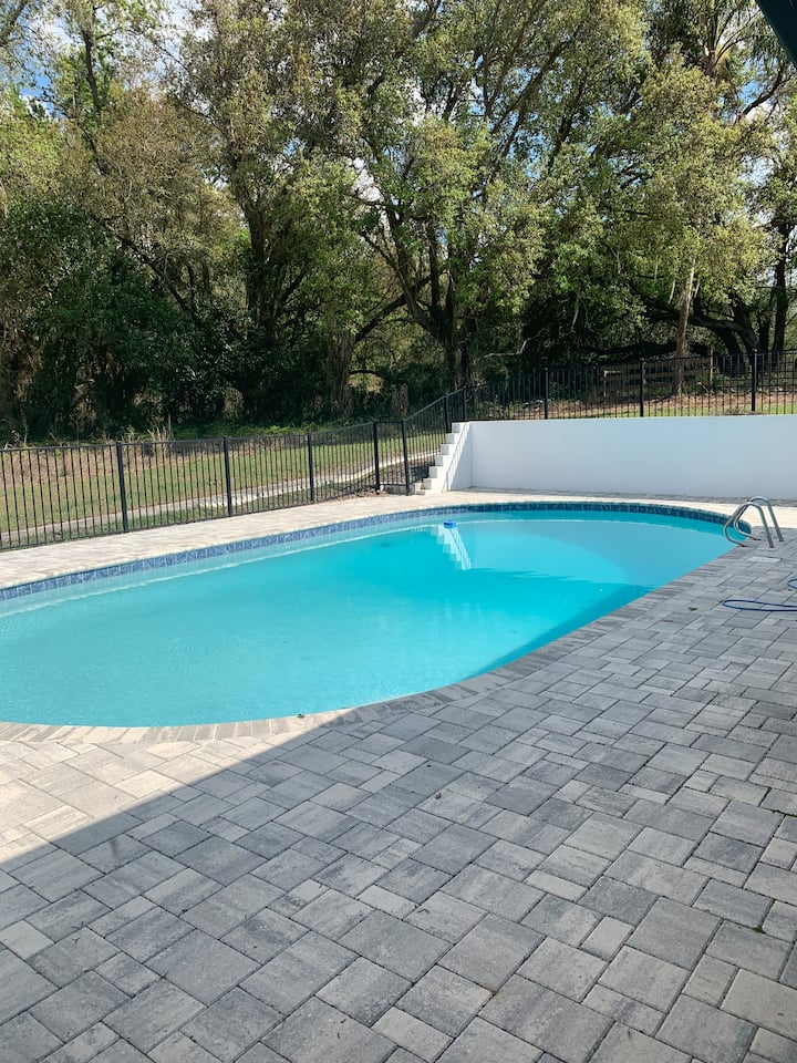 Lakefront Pool Retreat • Theater 7.1 • Fishing - Lake Wales, FL