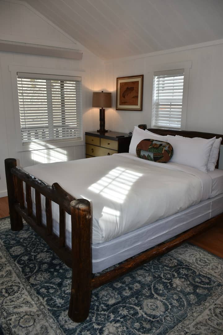 Yellowstone Riverside Cabin - Gardiner, MT